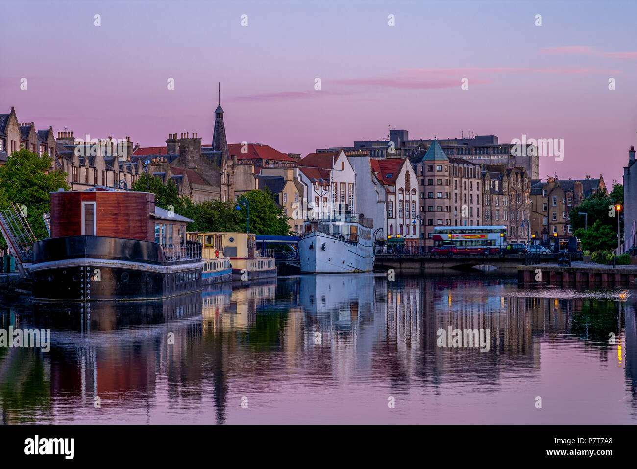 Edinburgh street night leith hi-res stock photography and images - Alamy