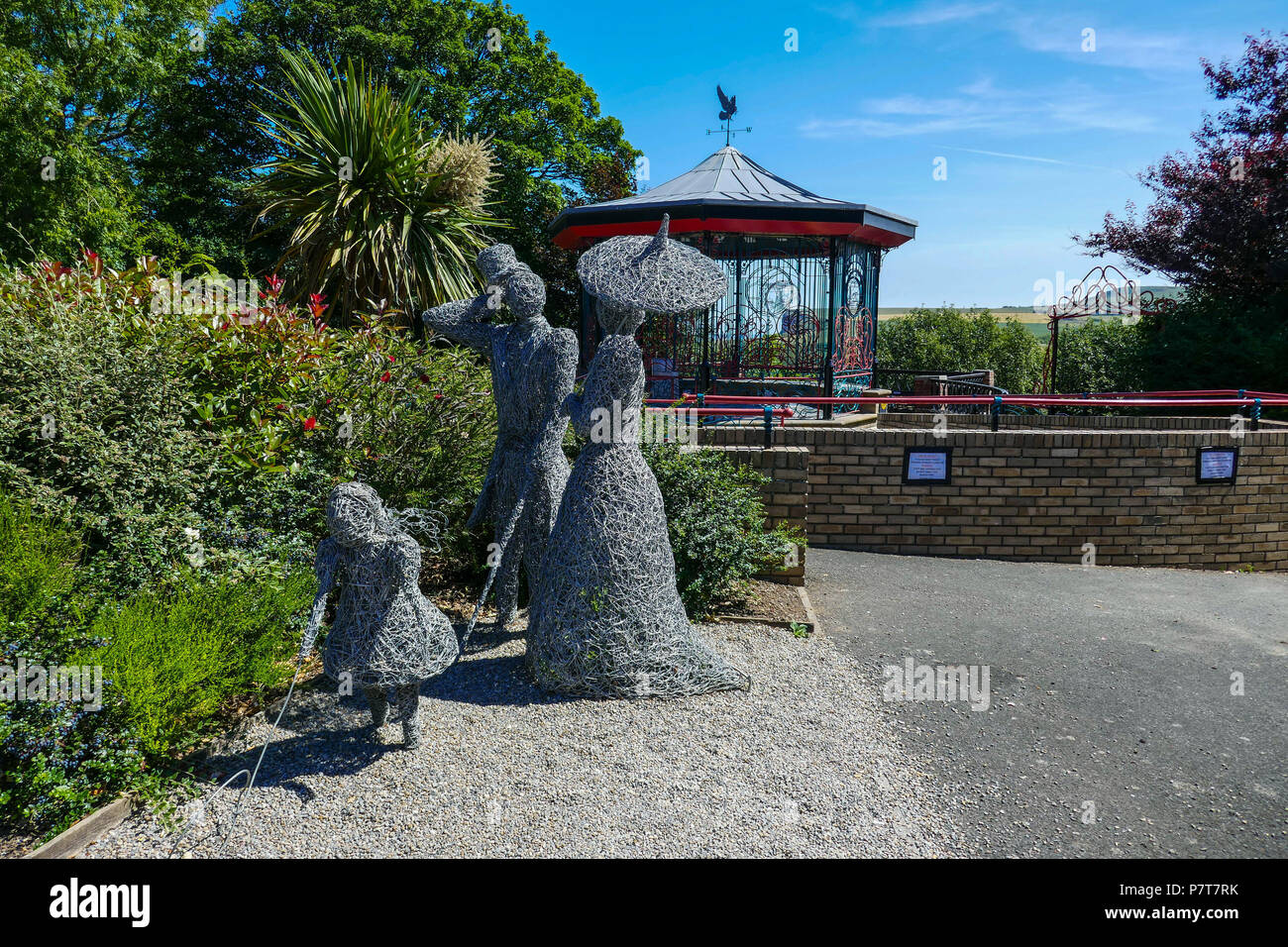 Wire sculpture and bandstand, Saltburn by the Sea, family holiday ...