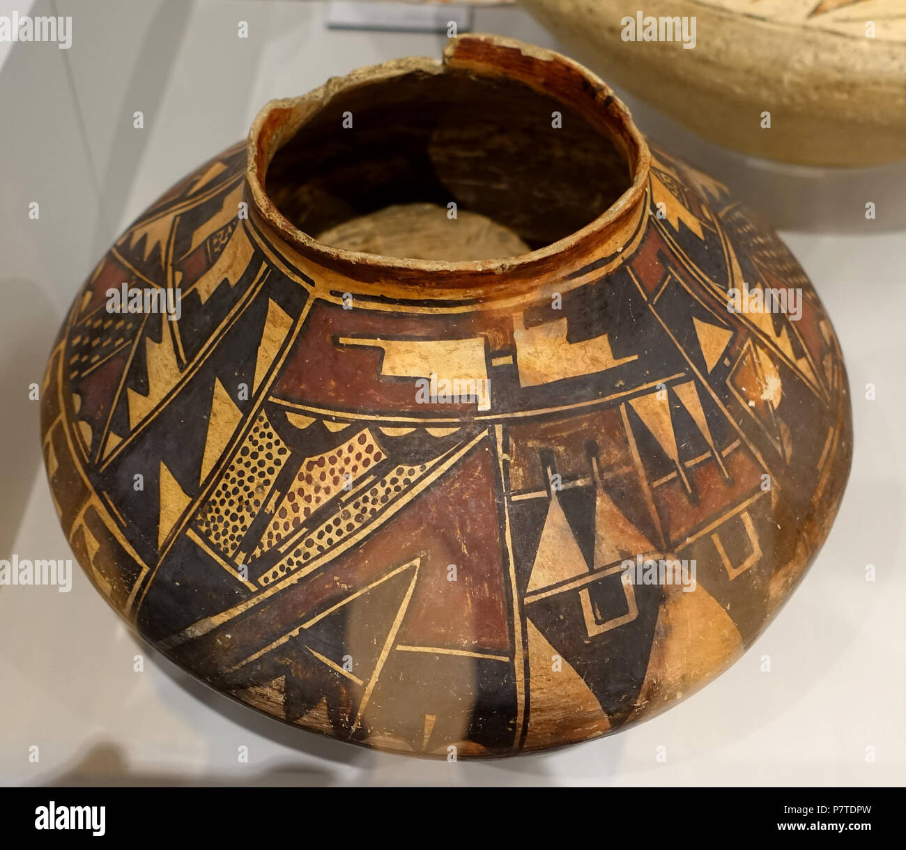 Native american museum artifact hi-res stock photography and images - Alamy