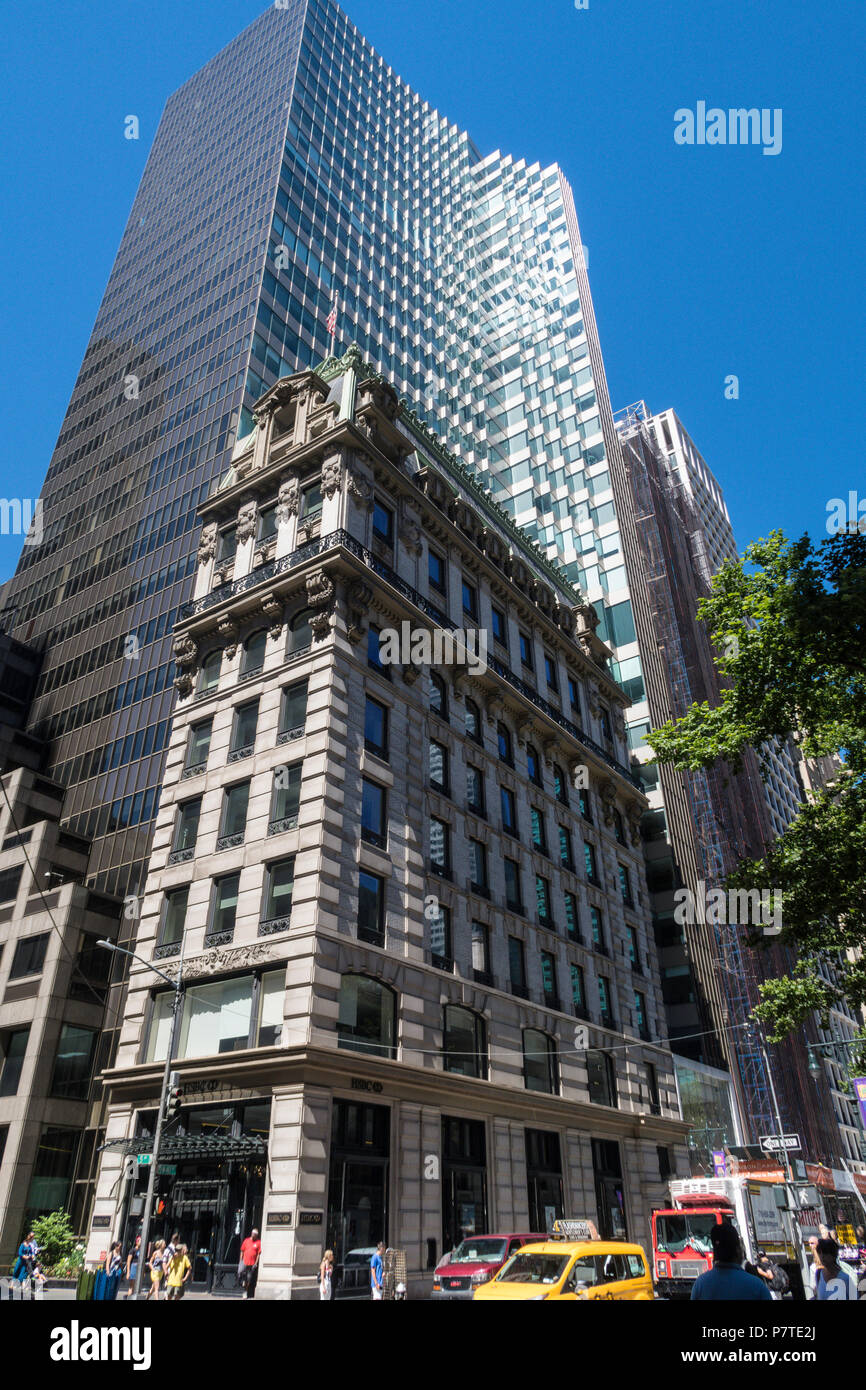452 Fifth Avenue, Beaux-Arts and Modern Tower, NYC Stock Photo - Alamy