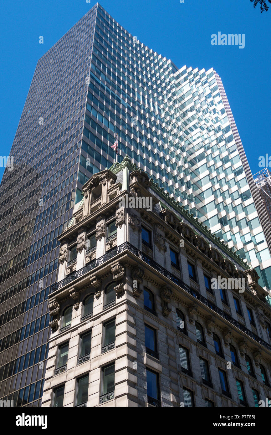 452 Fifth Avenue, Beaux-Arts and Modern Tower, NYC Stock Photo - Alamy
