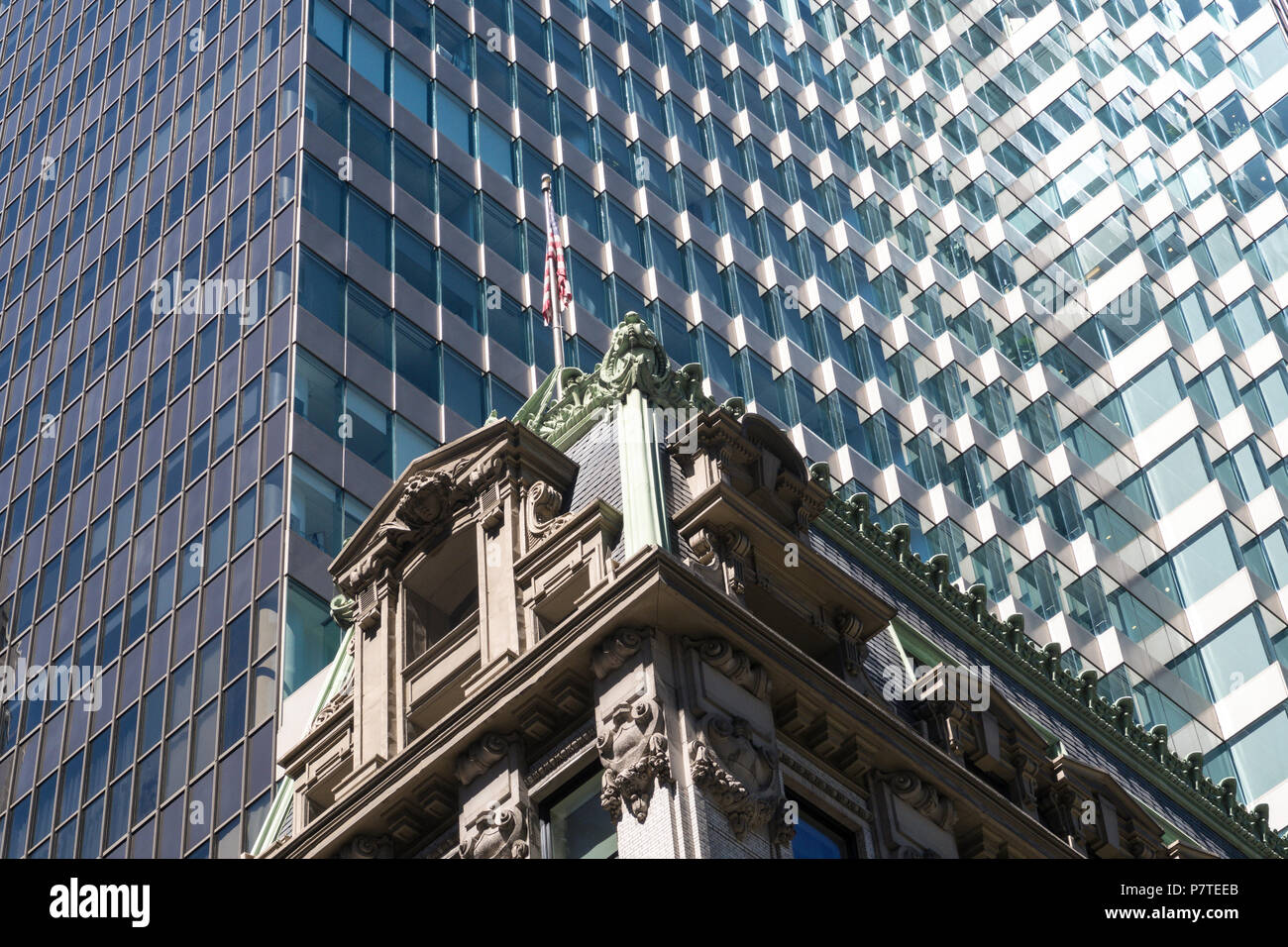 452 Fifth Avenue, Beaux-Arts and Modern Tower, NYC Stock Photo - Alamy