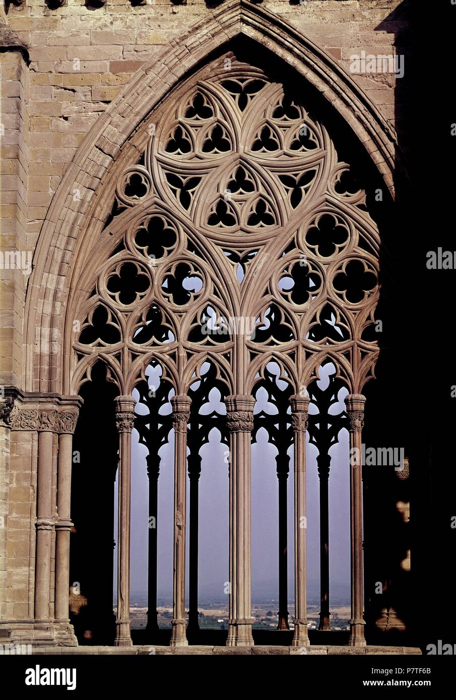 DETALLE DE UN ARCO OJIVAL CON CRESTERIA DEL CLAUSTRO DE LA CATEDRAL ...
