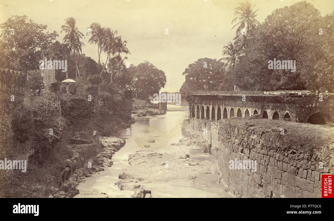 English: Aurungabad [Aurangabad] City Gate [with an unidentified mosque ...