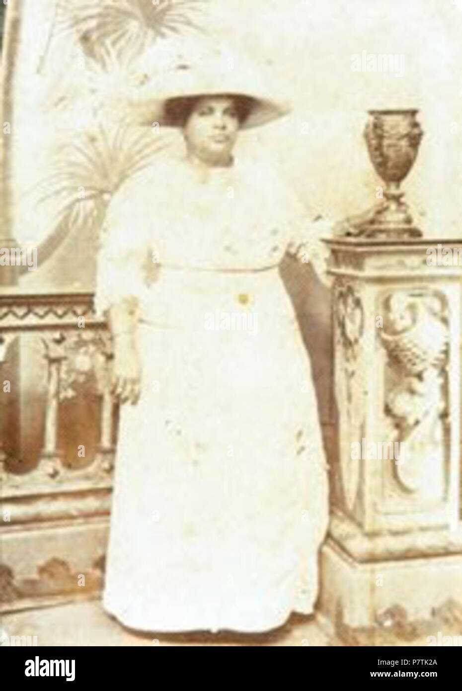 English: Augusta Curiel - Indosian photographer died 1937 . 2 January ...