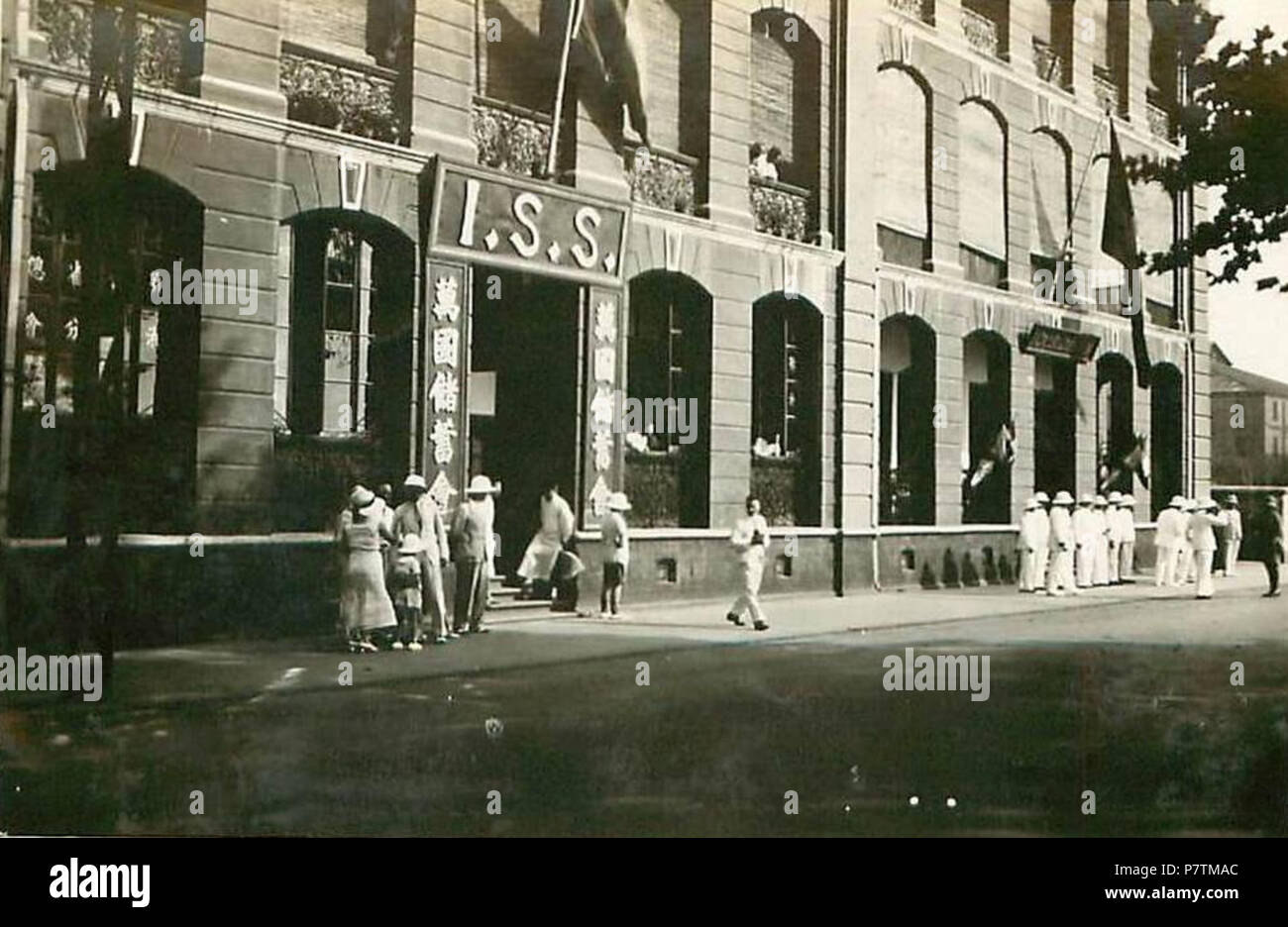 English: Bastille Day ceremonies in Hankou (Kankow, Hankéou), 1932 ...