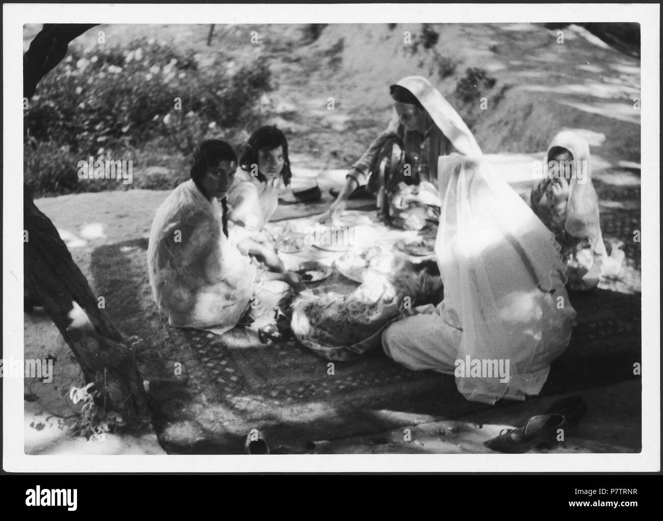 Afghanistan, Kaisar (Qeysar): Menschen; Sitzende Frauen und Kinder beim ...