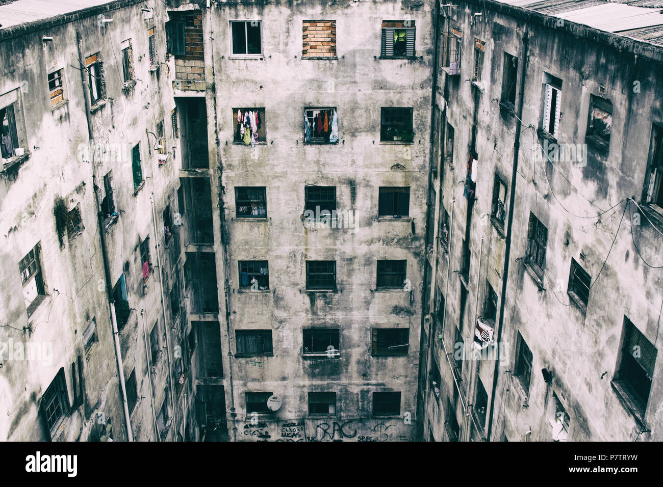 Condemned building ghetto hi-res stock photography and images - Alamy