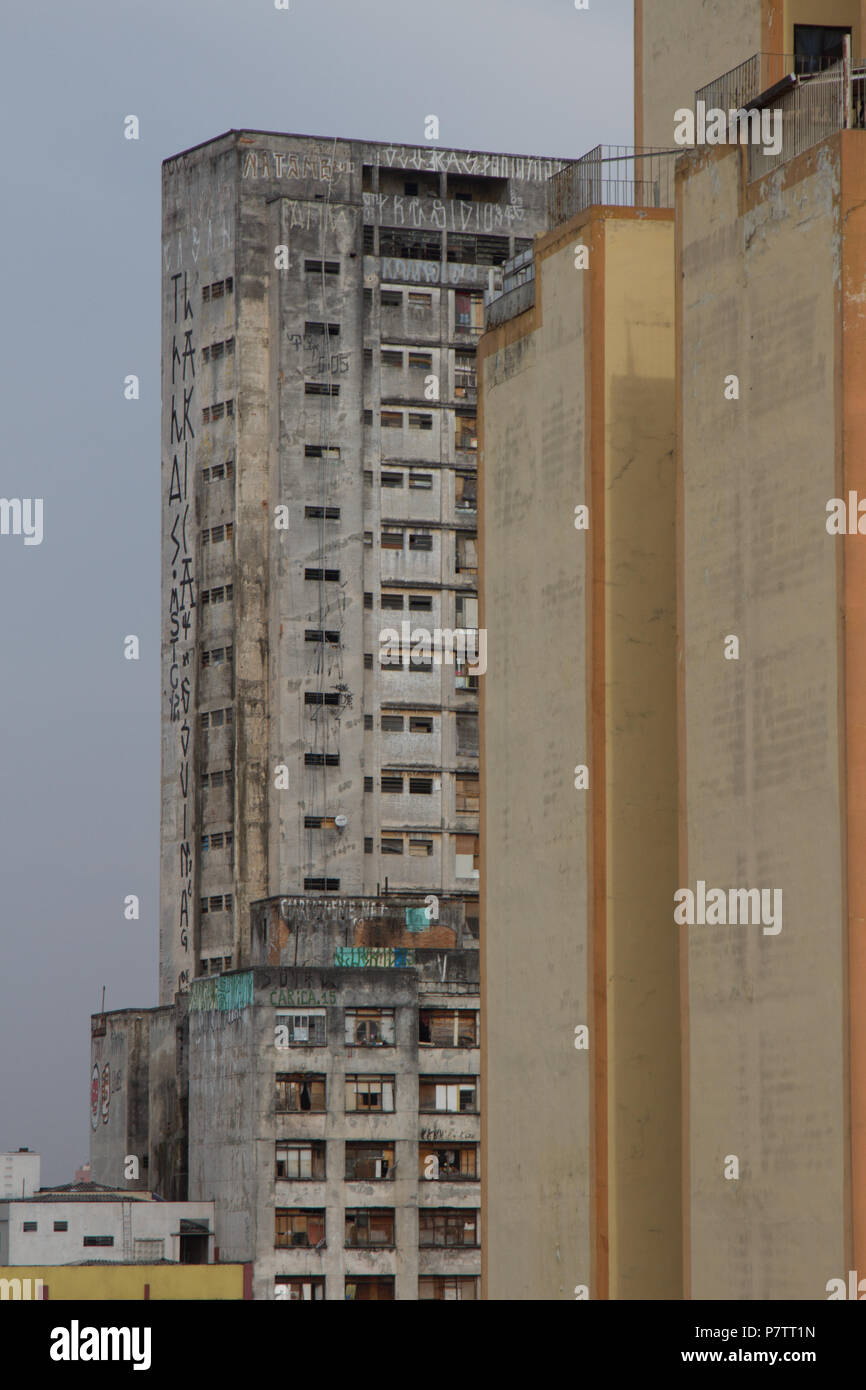 Vertical slums in the heart of the metropolis Stock Photo - Alamy