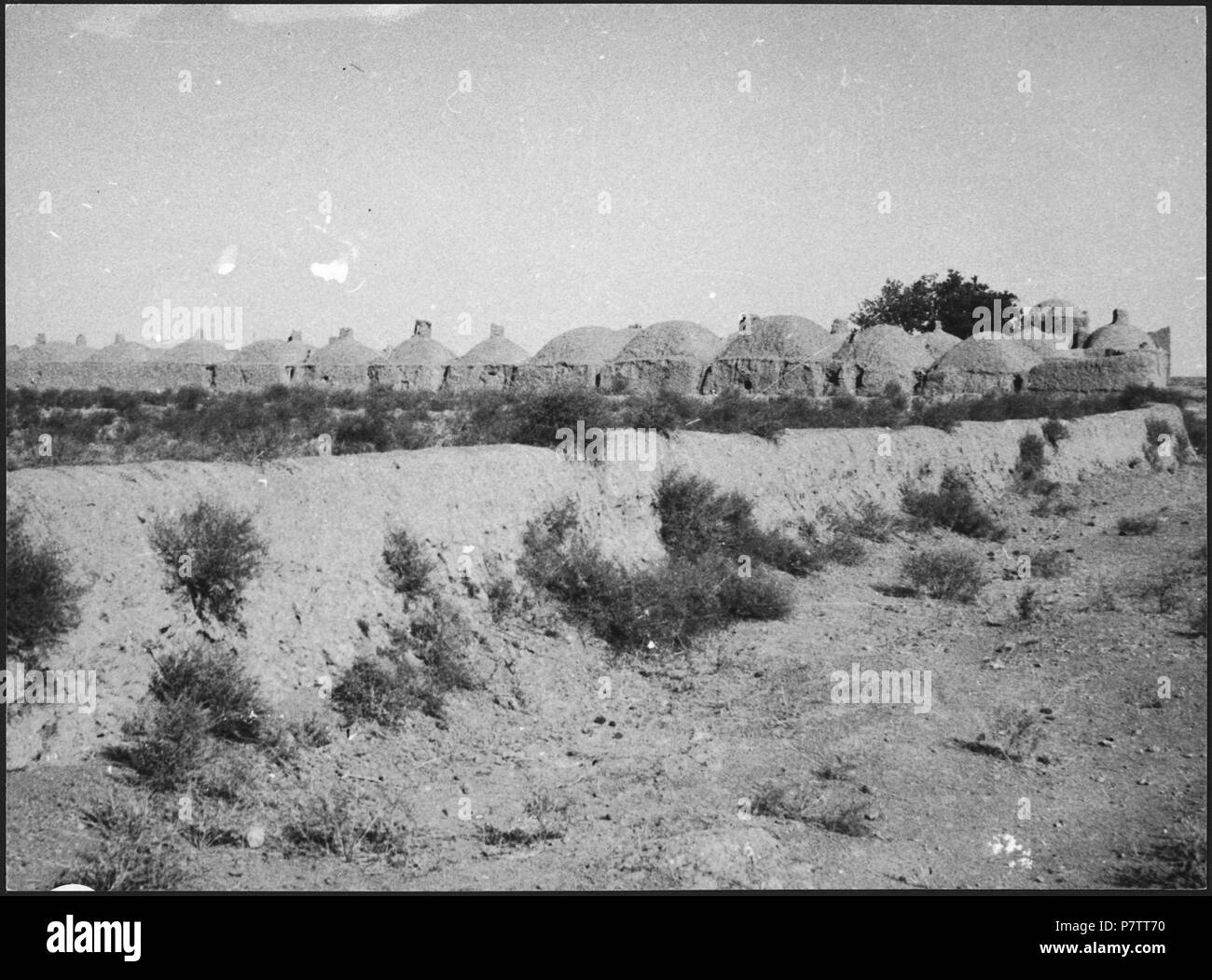 Iran, Abbas Abad (Abbasabad): Landschaft; Dorf mit Kuppeldächern. from ...