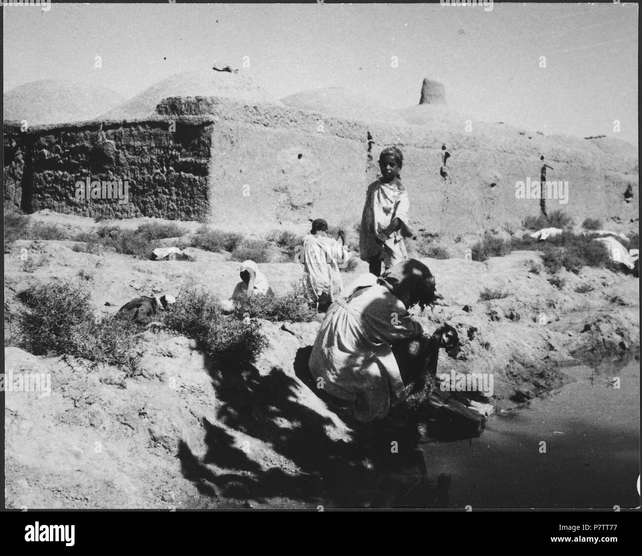 Iran, Abbas Abad (Abbasabad): Landschaft; Menschen an einem Fluss. from ...