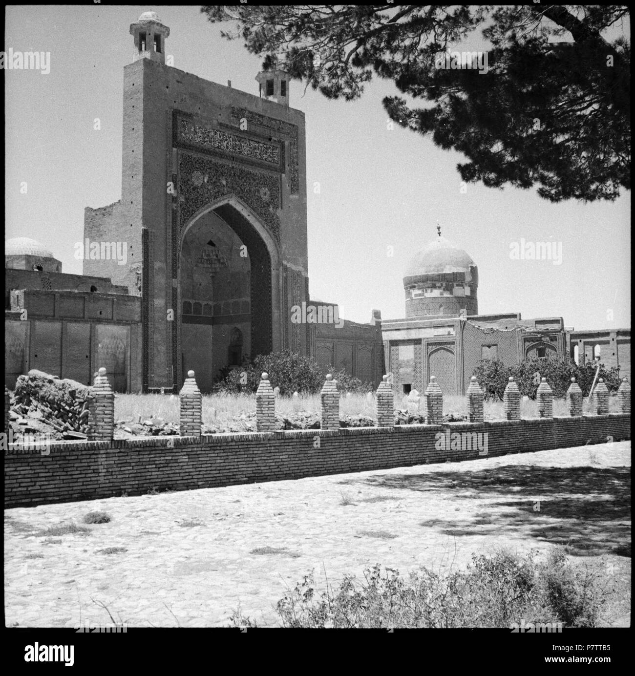 Iran, Turbat-i-Jam (Torbat-e Jam): Mausoleum; Eine Halle, dahinter eine ...