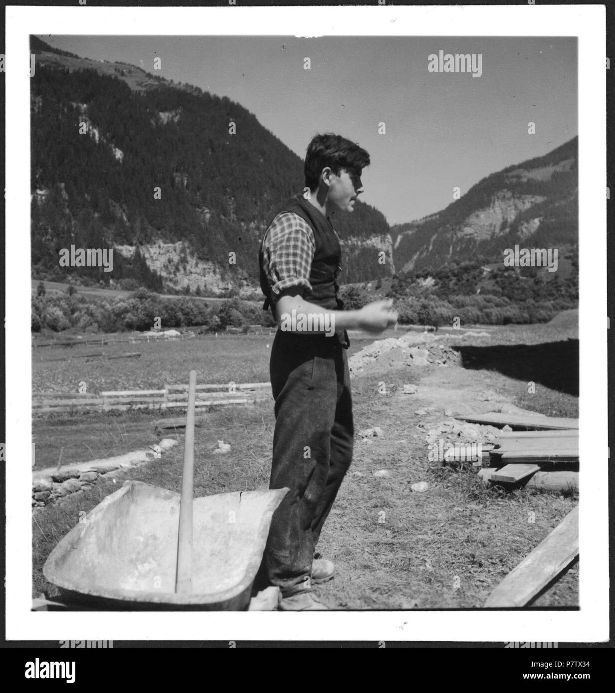 Arbeiter mit schubkarre hi-res stock photography and images - Alamy