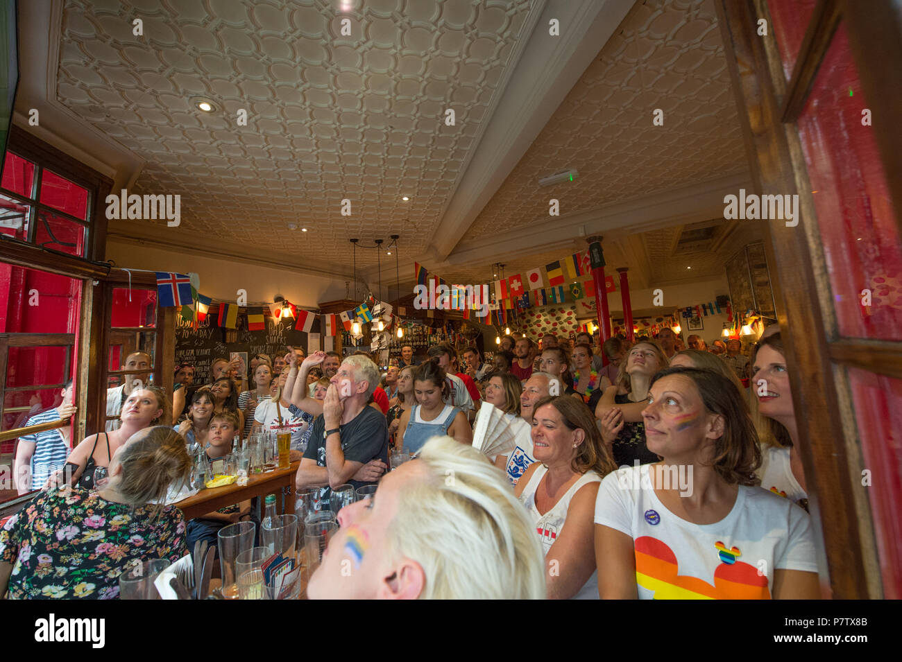 England fans celebrate bar hi-res stock photography and images - Alamy