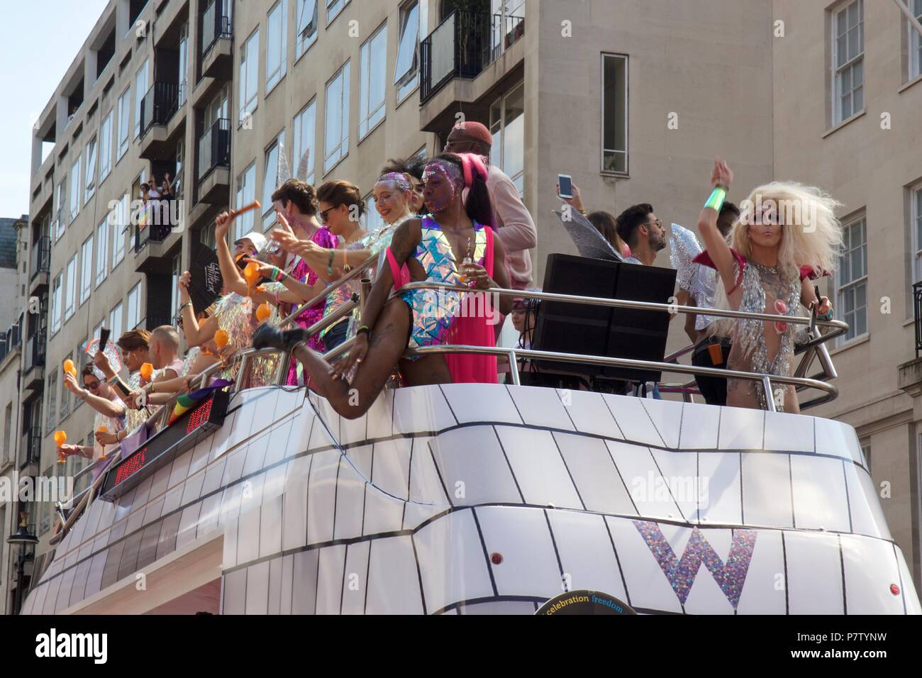 Drag queens hi-res stock photography and images - Alamy