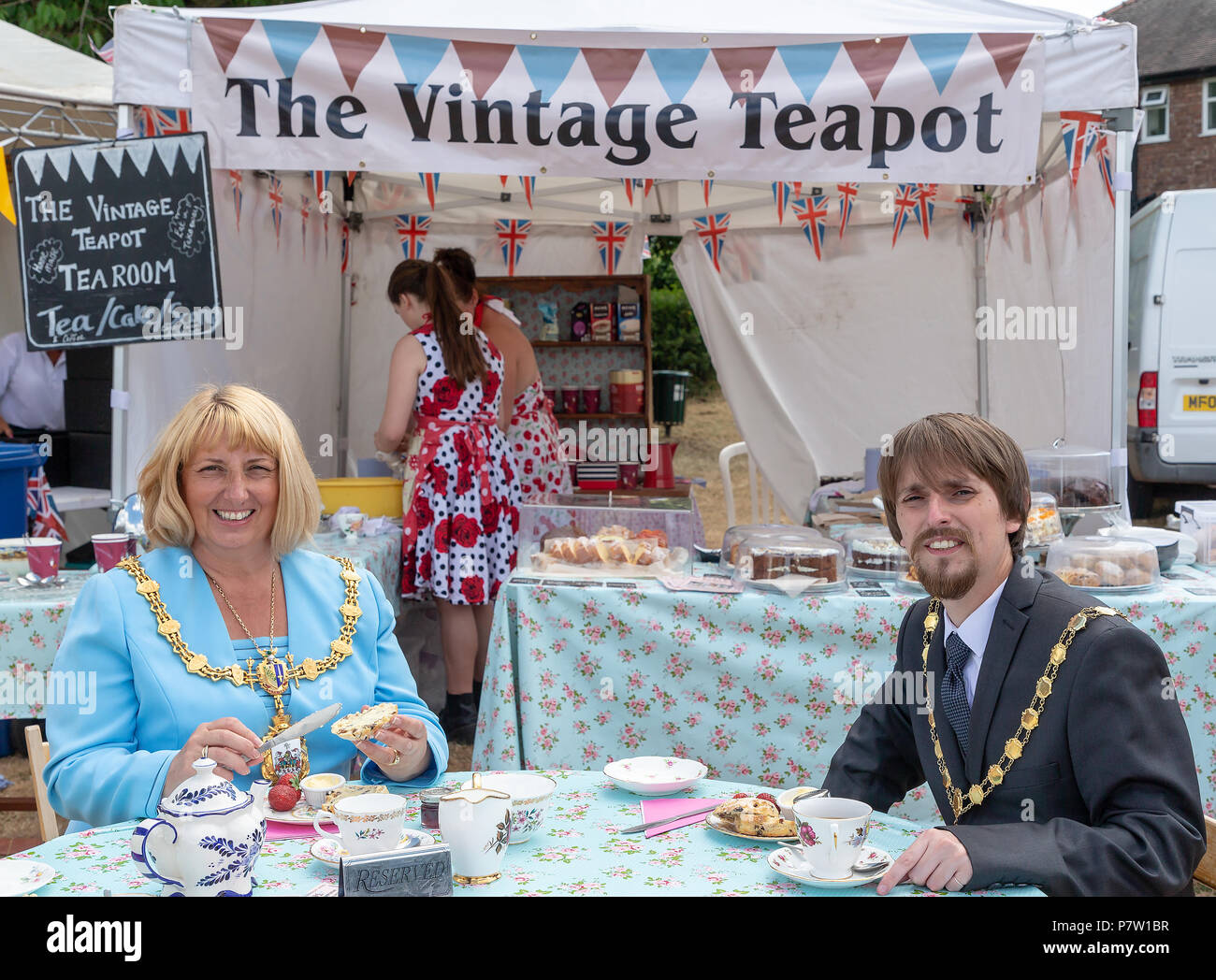 Woman fete cakes hi-res stock photography and images - Alamy