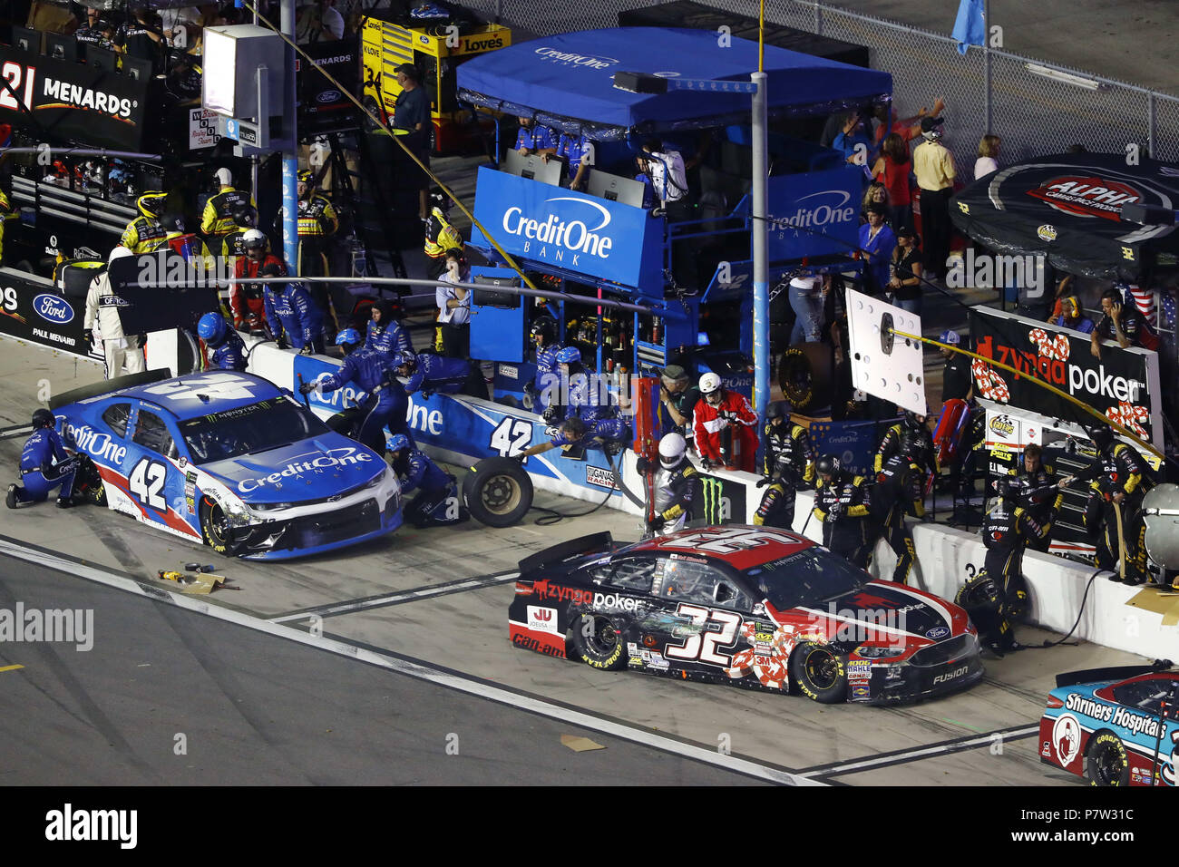 Nascar driver kyle larson 32 hi-res stock photography and images - Alamy