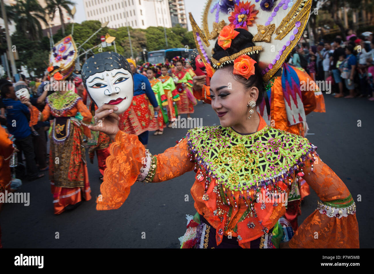 Jakarta, Indonesia. 8th July, 2018. Participants with traditional ...