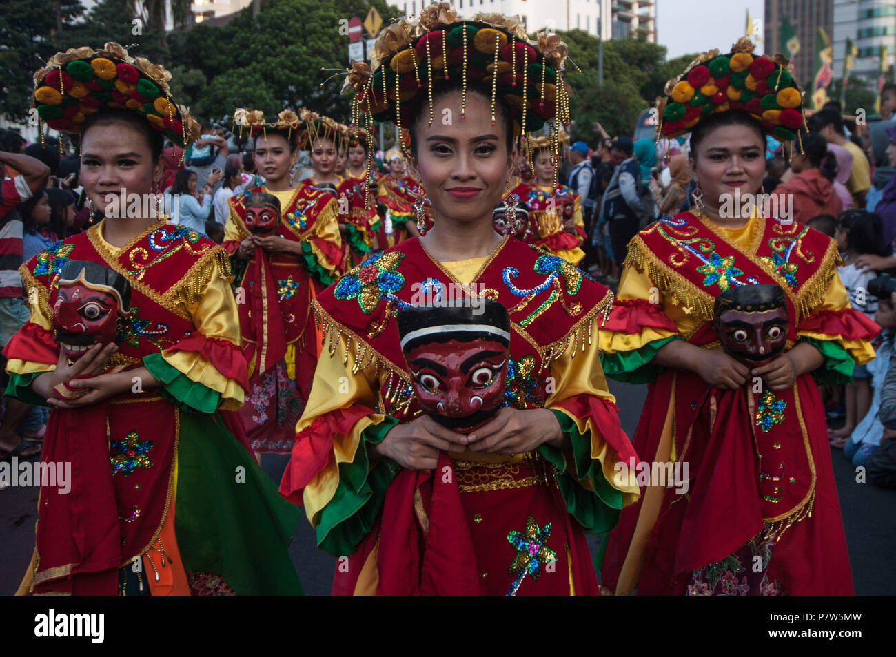 Jakarta, Indonesia. 8th July, 2018. Participants with traditional ...