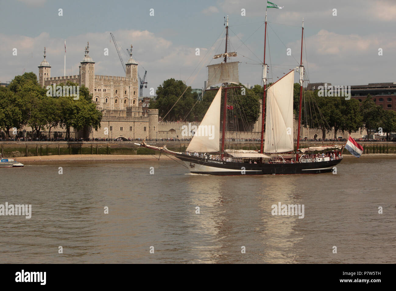 Tall ship trough tower bridge hi-res stock photography and images - Alamy