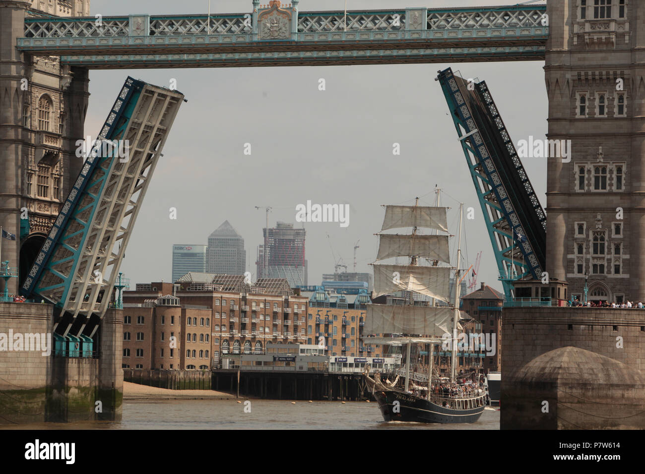 Tall ship trough tower bridge hi-res stock photography and images - Alamy