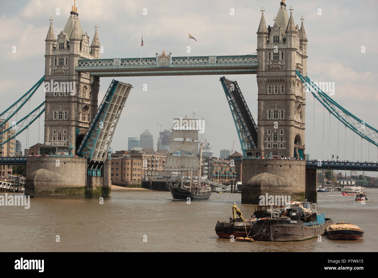 Tall ship trough tower bridge hi-res stock photography and images - Alamy