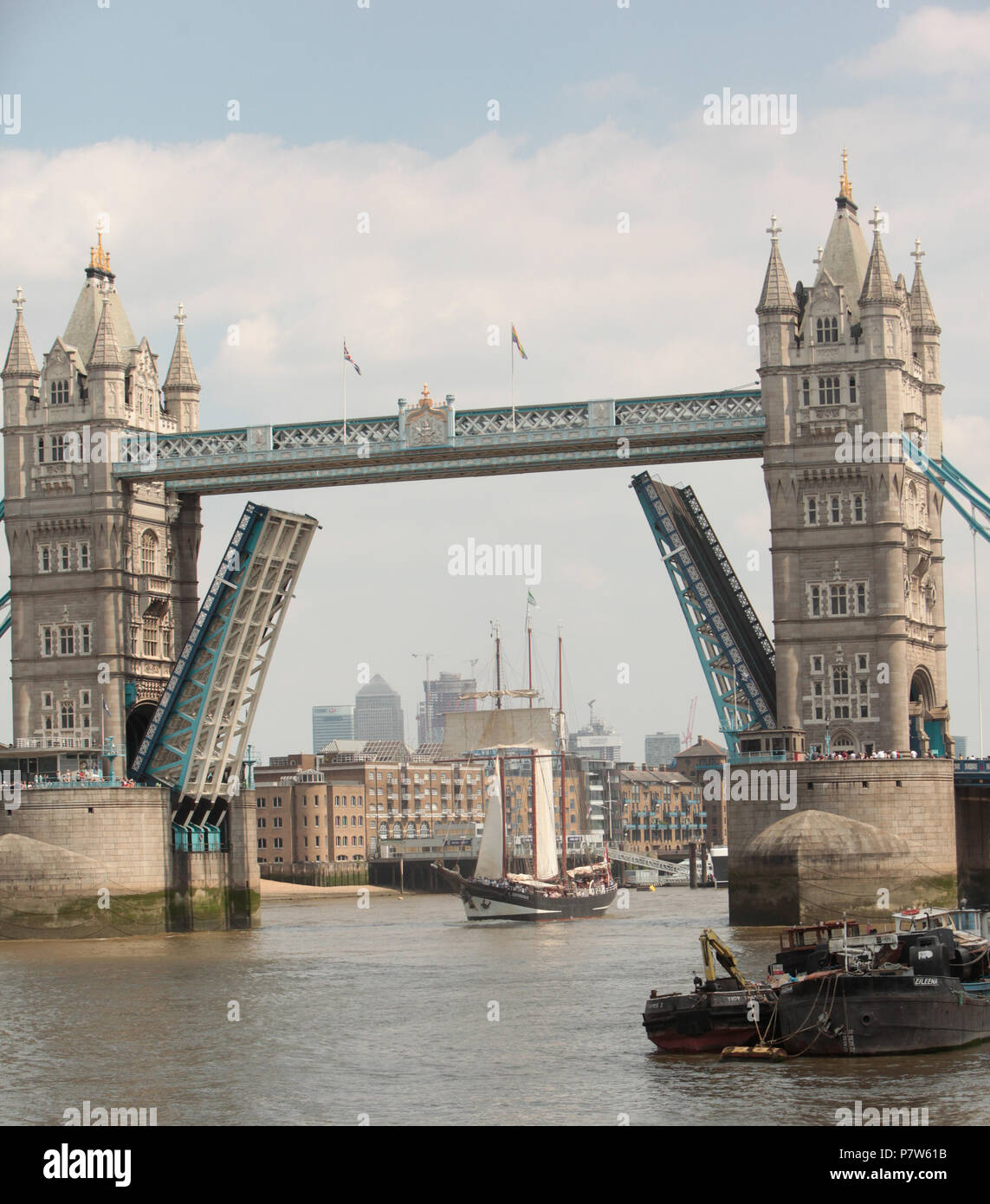 Tall ship trough tower bridge hi-res stock photography and images - Alamy