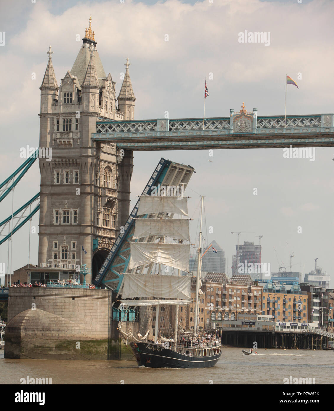 Tall ship trough tower bridge hi-res stock photography and images - Alamy