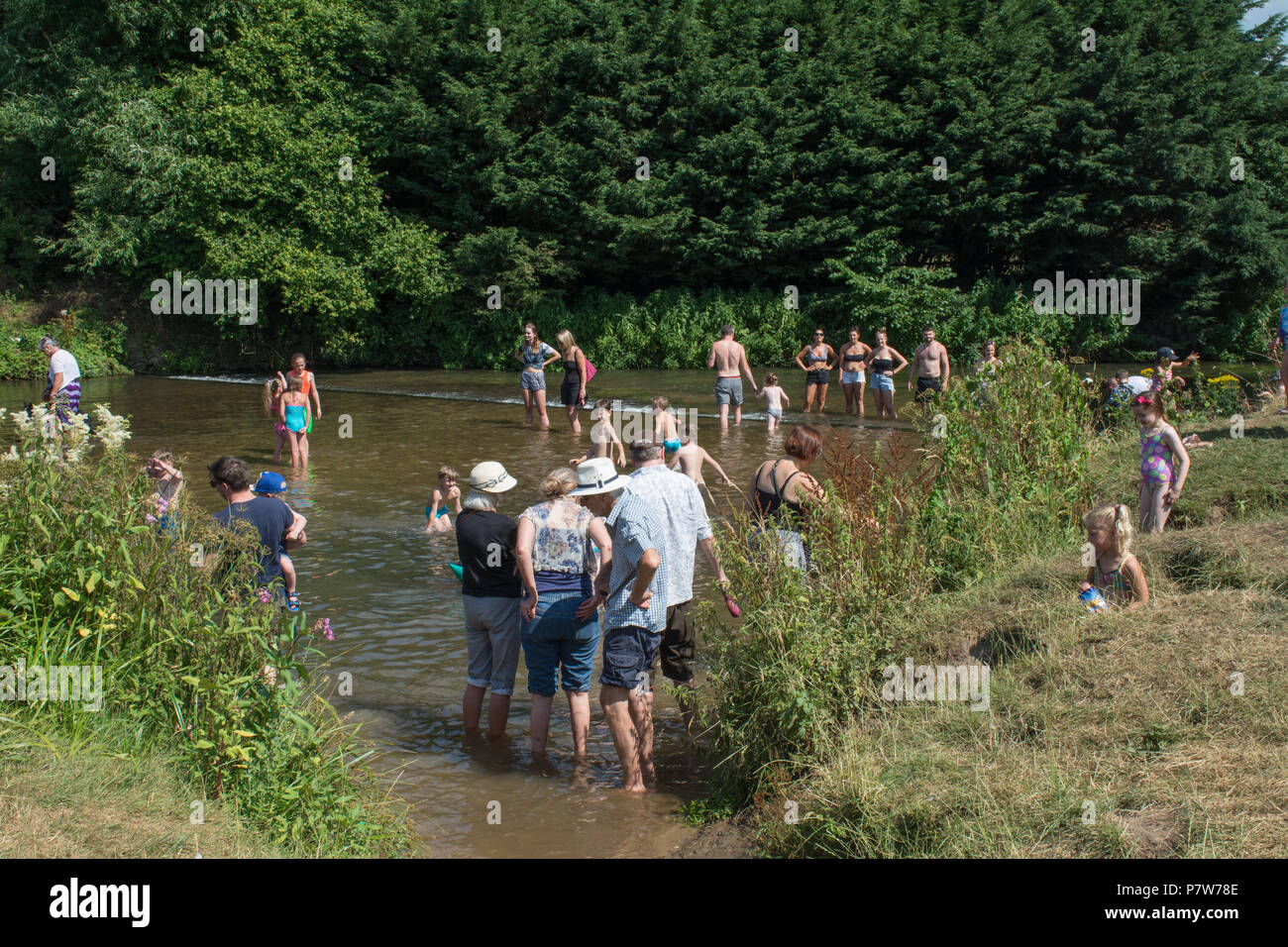Tilford, Surrey, UK. 8th July, 2018. As the heatwave continues, people ...