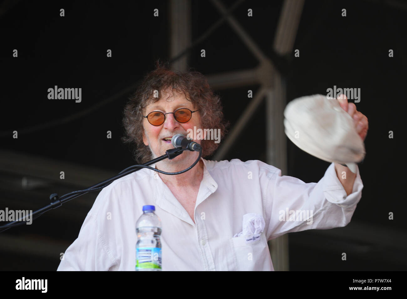 Chas hodges performance hi-res stock photography and images - Alamy