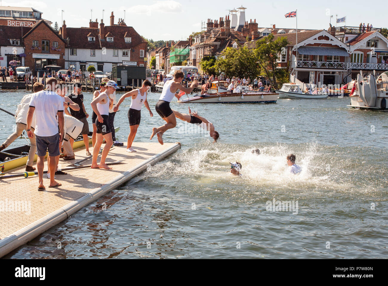 Celebrate winning athletes hi-res stock photography and images - Alamy