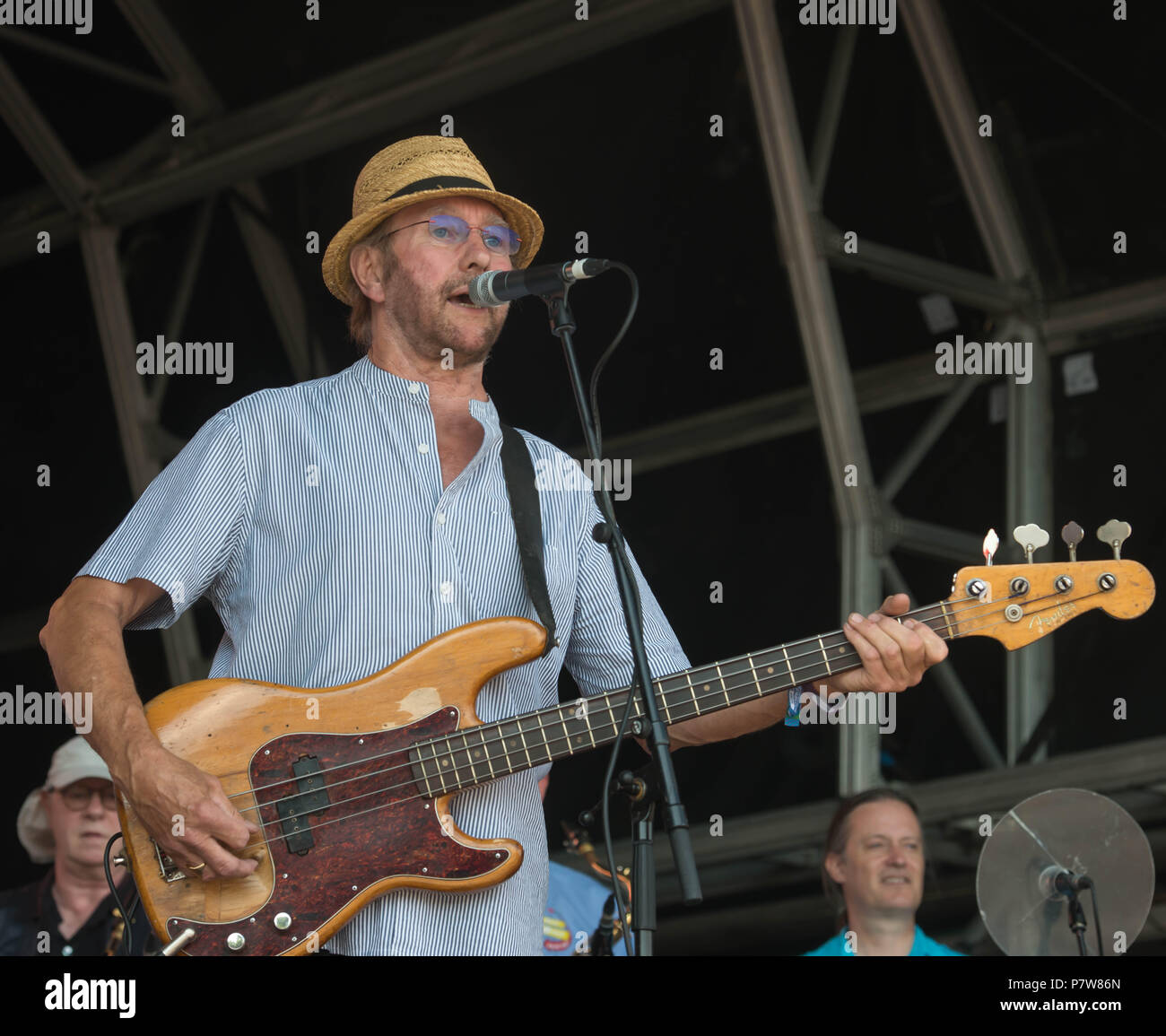 Entertainment dave peacock hi-res stock photography and images - Alamy