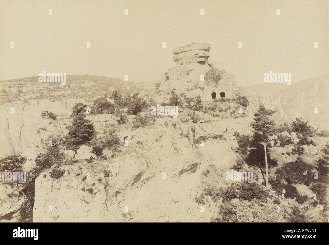 40. Chapelle de St. Michel, au fond de la crête méridionale du Causse ...