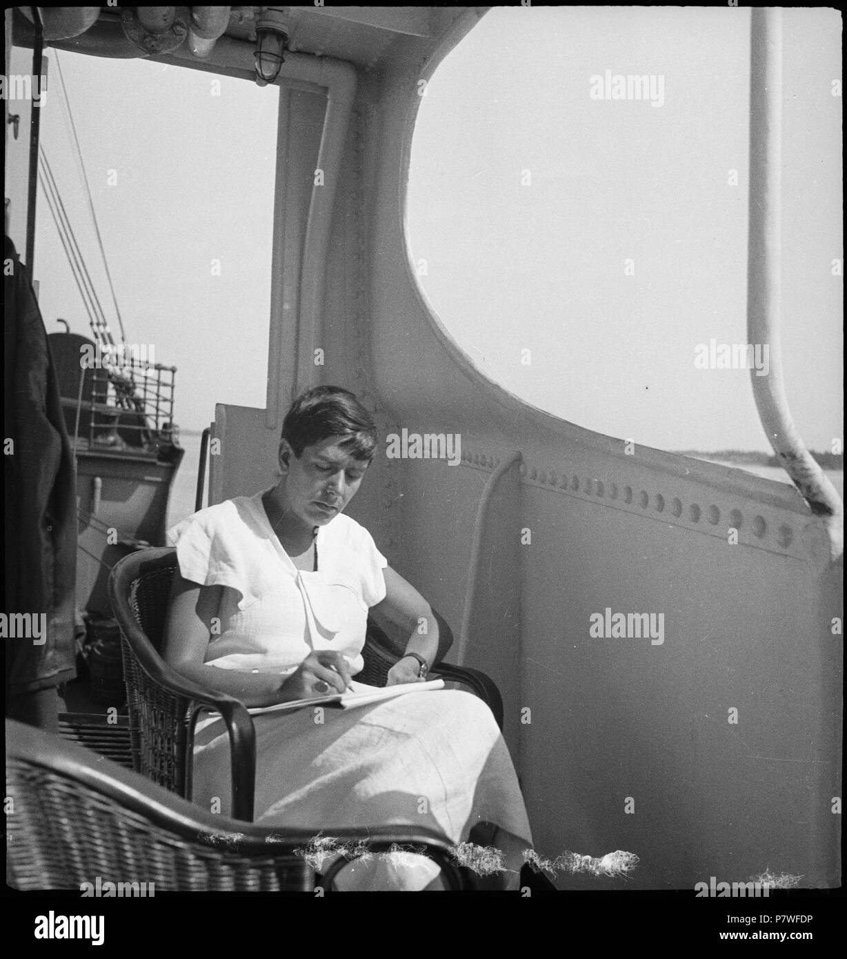 Finnland: Schiff; Erika Mann auf einem Schiff. June 1937 70 CH-NB ...
