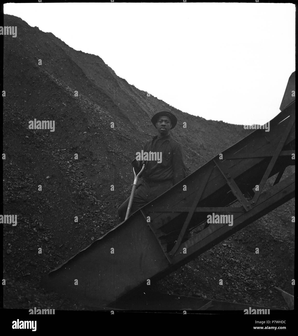 USA, Cincinnati/OH: Menschen; Mann an einer Förderanlage. from 1936 ...