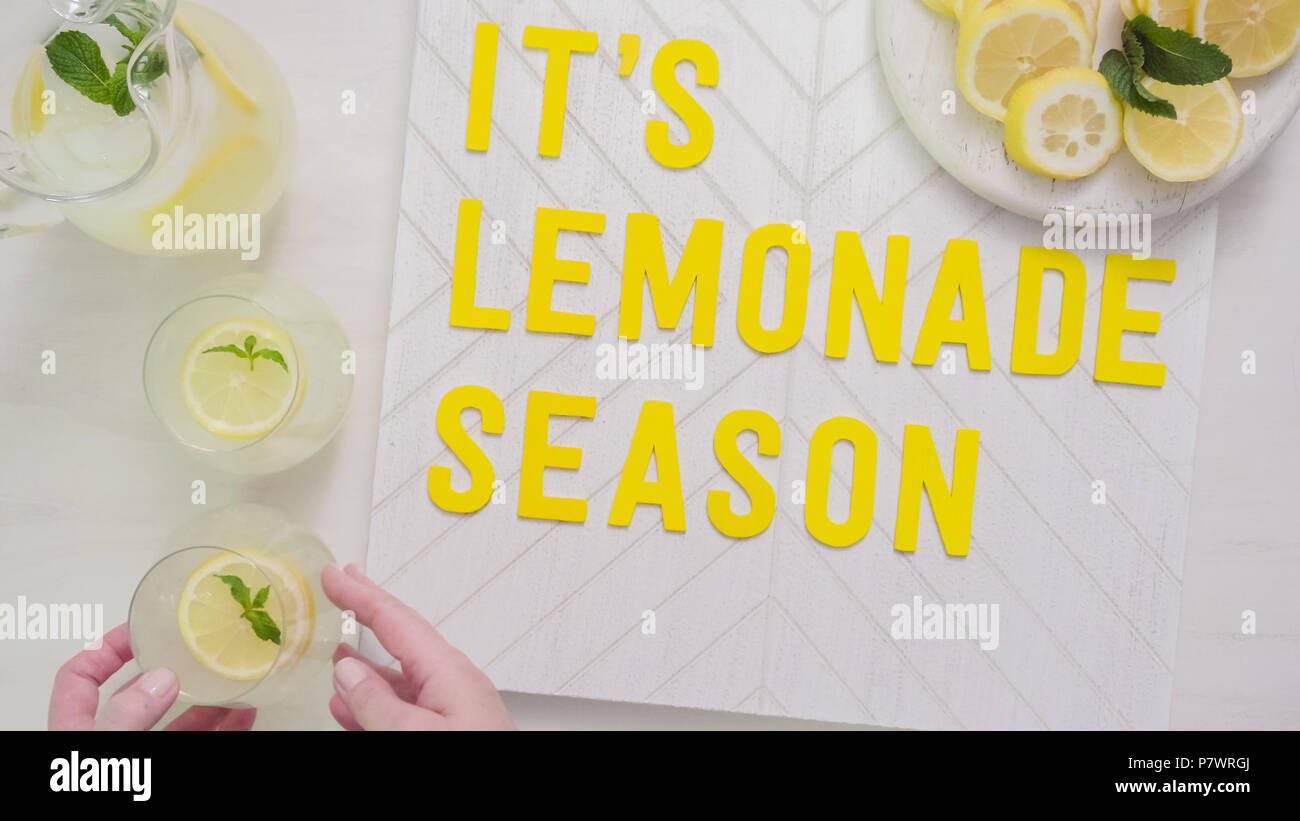 it's lemonade season wood sign with glass of fresh lemonade Stock Photo ...