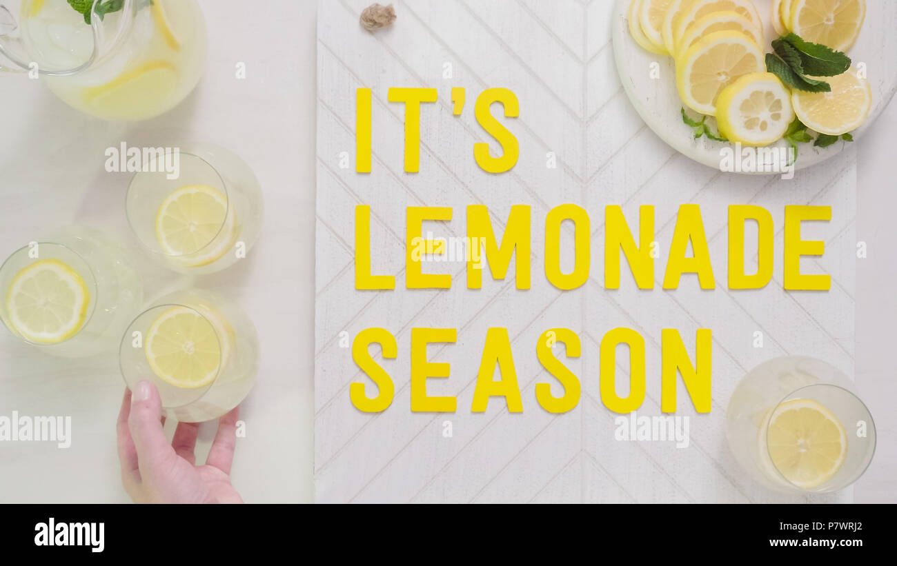 it's lemonade season wood sign with glass of fresh lemonade Stock Photo ...