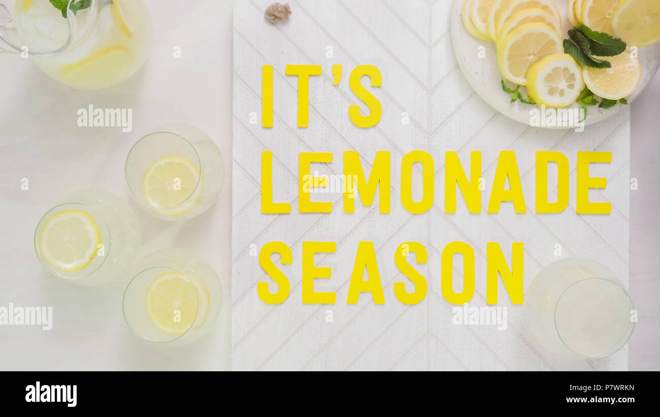 it's lemonade season wood sign with glass of fresh lemonade Stock Photo ...