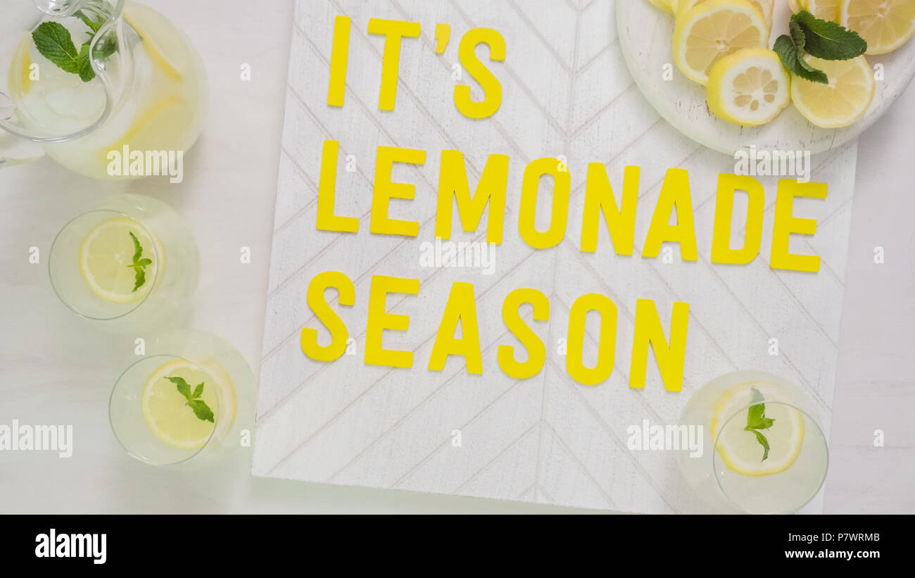 it's lemonade season wood sign with glass of fresh lemonade Stock Photo ...