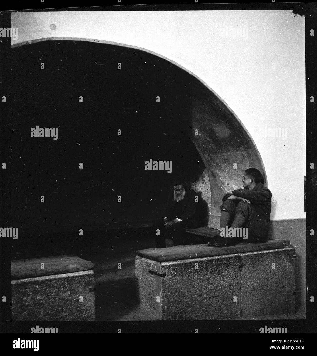 Schweiz, Zuoz: Menschen; Alter und junger Mann unter einem Torbogen ...