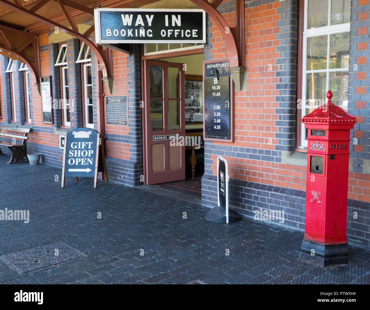 Kidderminster railway station hi-res stock photography and images - Alamy