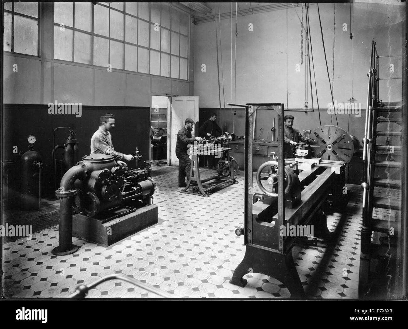 Mechanical engineering lab hi-res stock photography and images - Alamy
