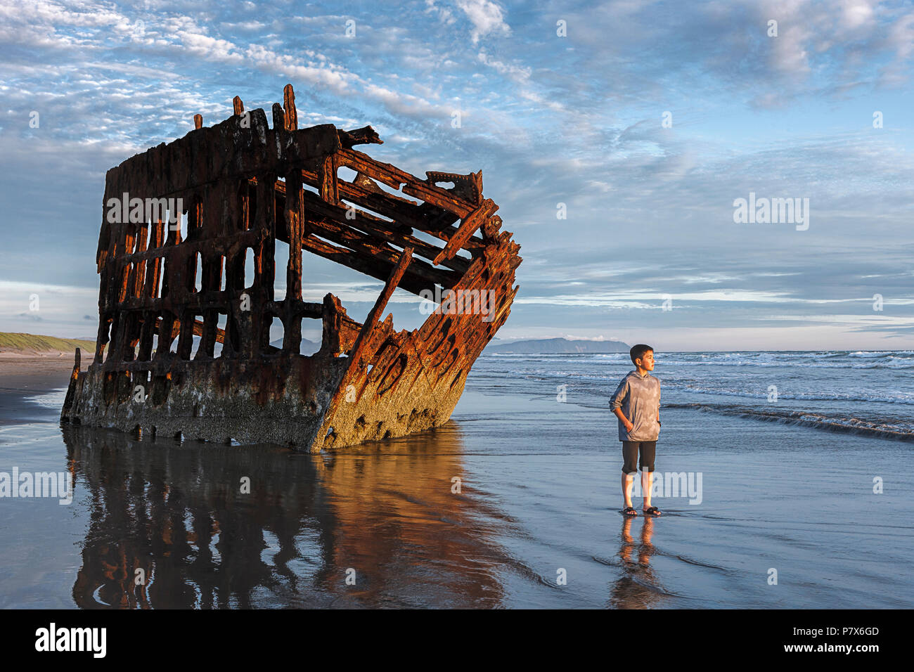 Peter iredale shipwreck hi-res stock photography and images - Alamy