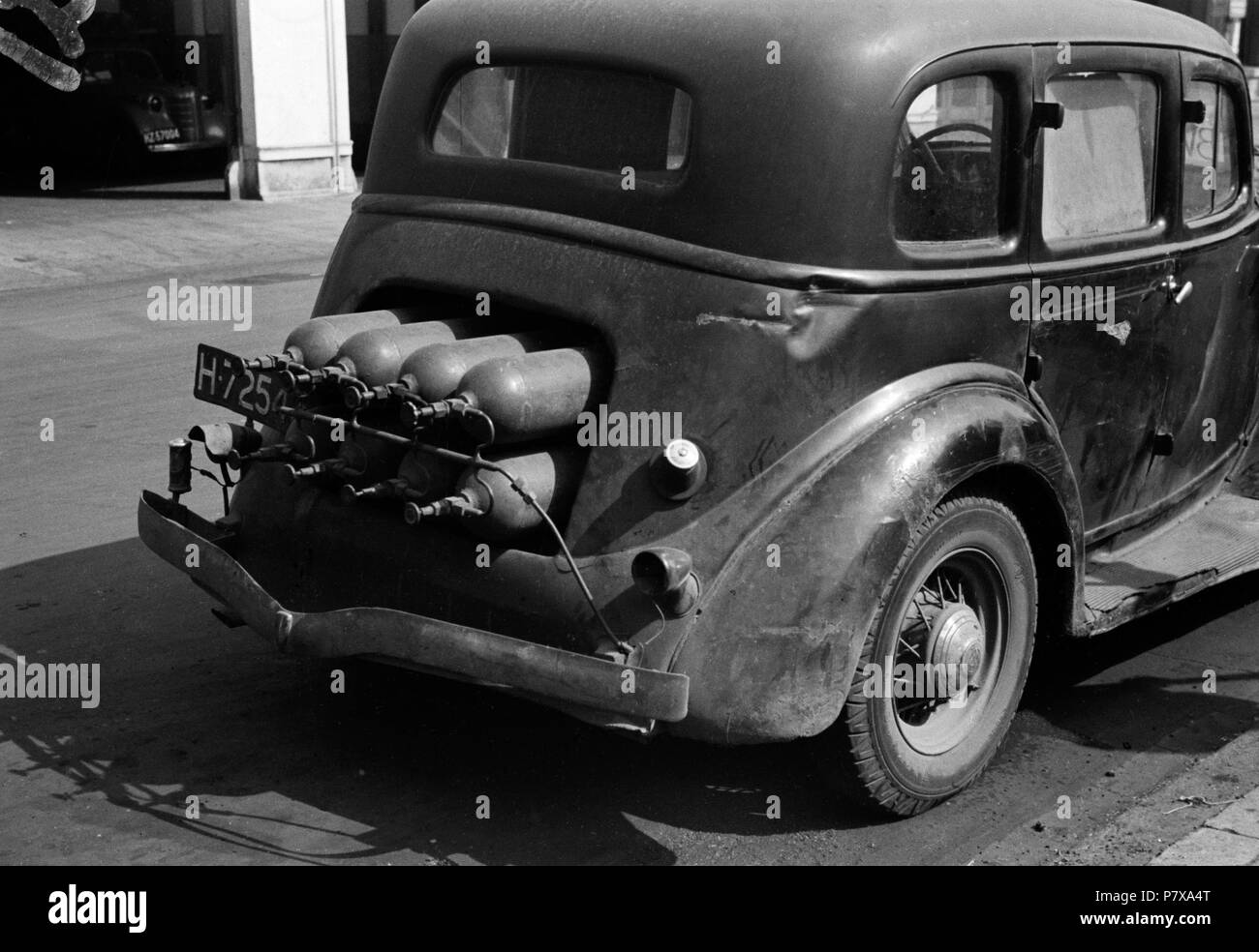 . Huizinga collectie brandstofschaarste - NIOD - 216563. Nederlands ...