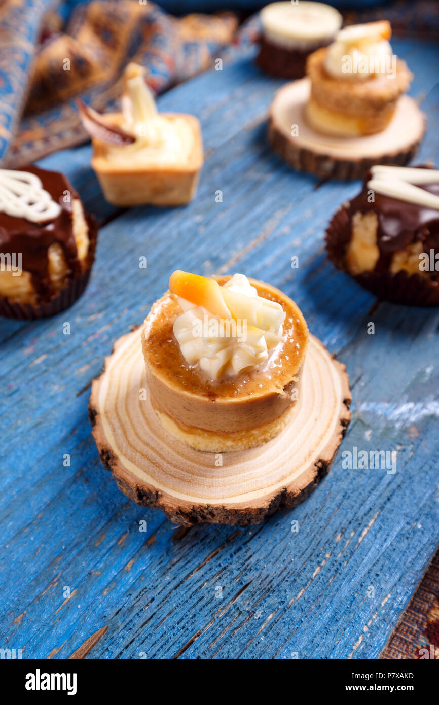 Small cake hi-res stock photography and images - Alamy