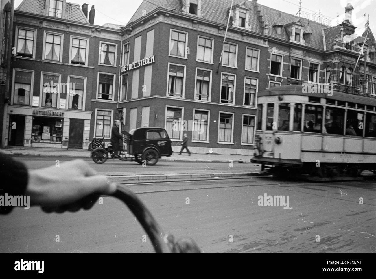 . Huizinga collectie brandstofschaarste - NIOD - 216750. Nederlands ...