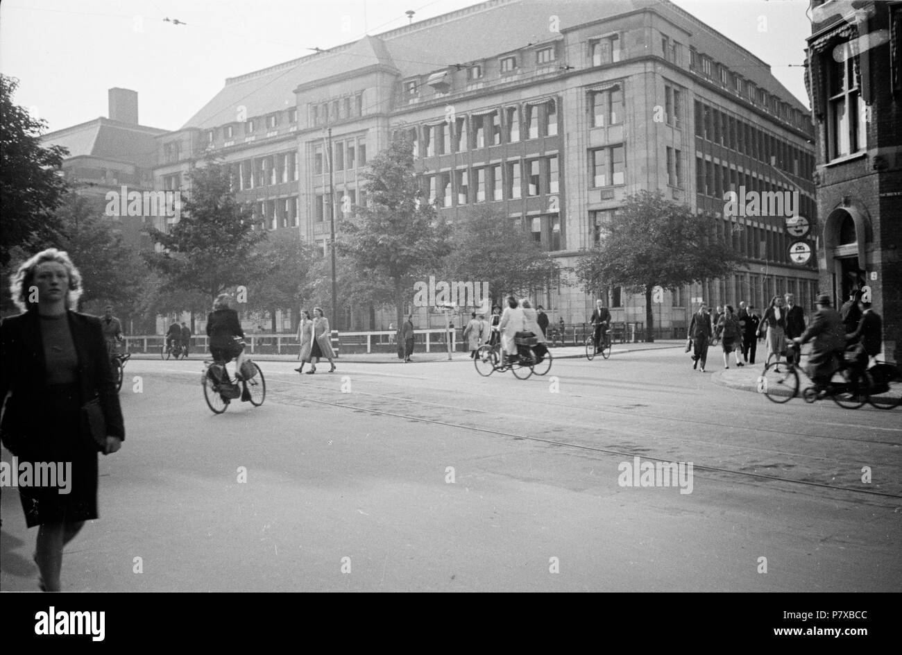 . Huizinga collectie straatbeeld- NIOD - 216754. Nederlands: Foto uit ...
