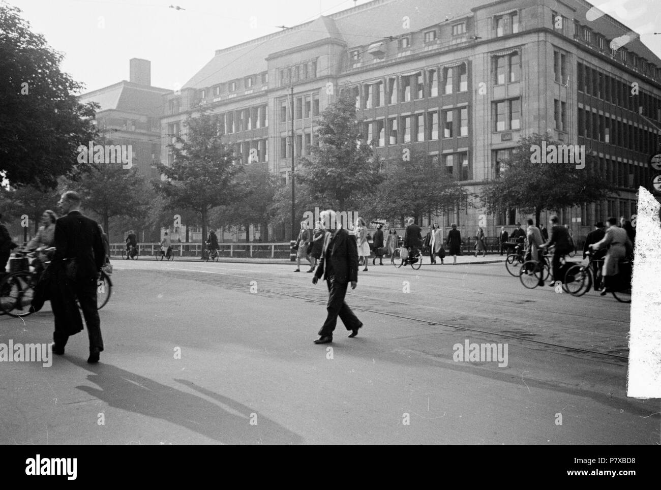 . Huizinga collectie straatbeeld- NIOD - 216756. Nederlands: Foto uit ...
