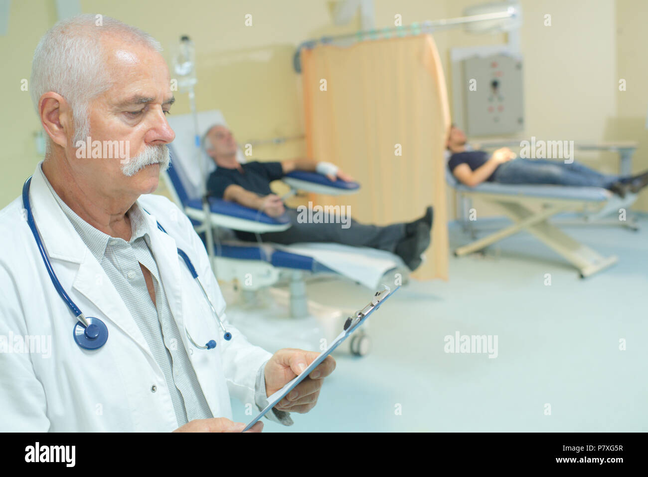Doctor, rounds, patient, ward hi-res stock photography and images - Alamy