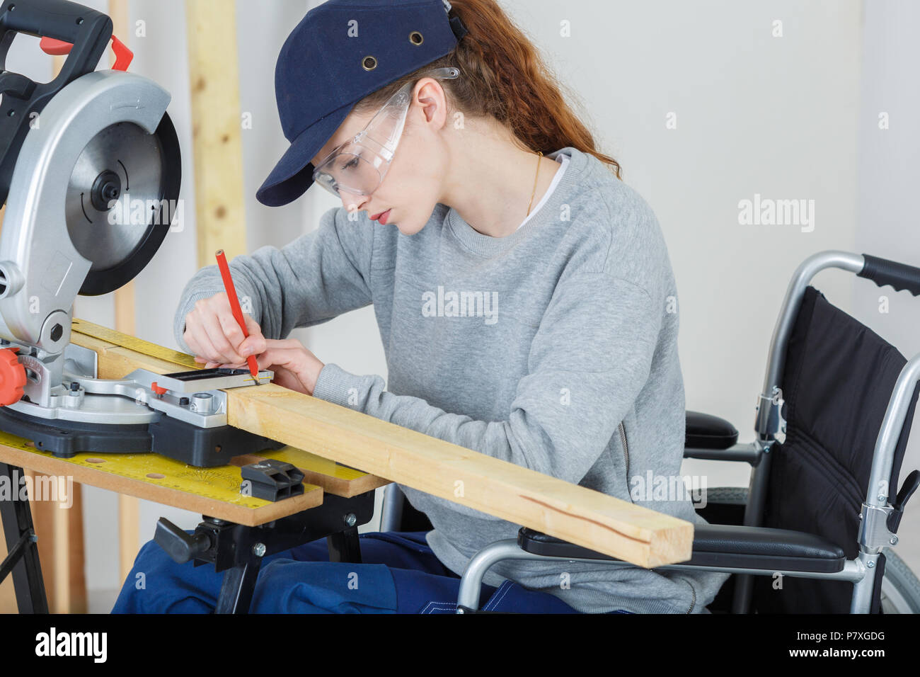 female carpenter on wheelchair using a circular saw Stock Photo - Alamy
